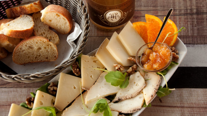 Servire il formaggio in tavola: cosa dice il galateo - La Pecorella